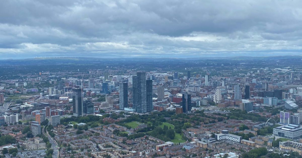 30 Minute Helicopter Ride Over Manchester | WonderDays