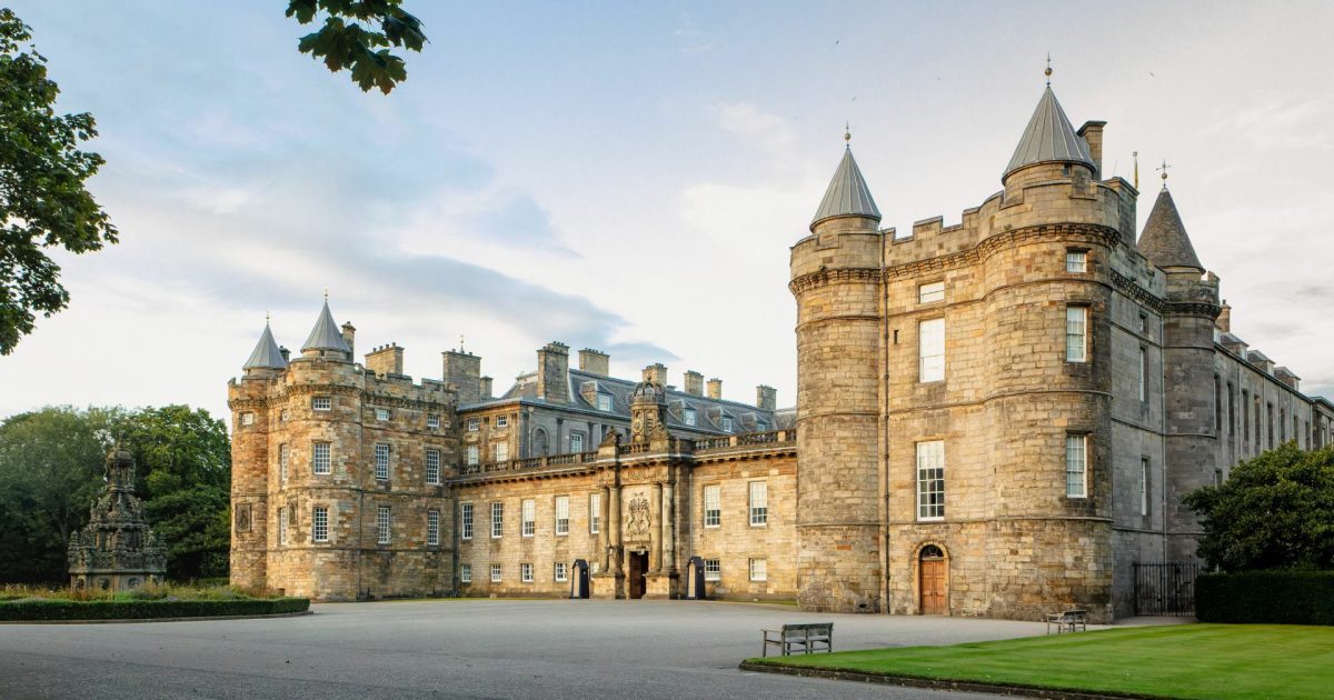 Palace of Holyroodhouse in Edinburgh Entrance | WonderDays